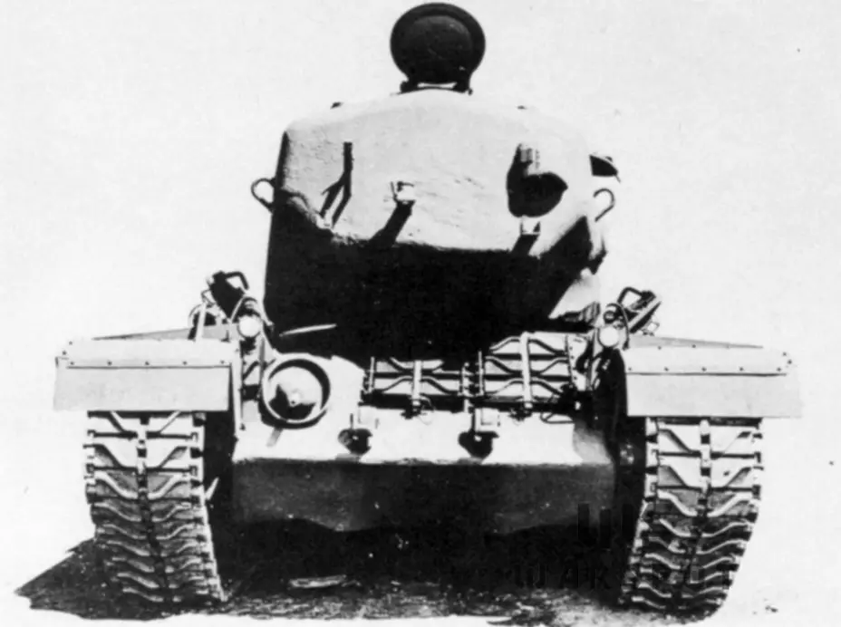 Stejný tank po zdokonalení se hlavní změny dotkly zádi a agregátů