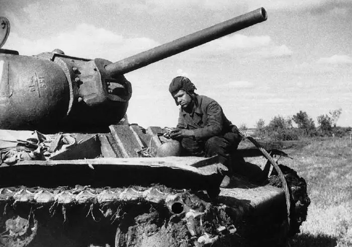 Ururi pasholok. KV-1C. Az ýaraglar, has köp hereket