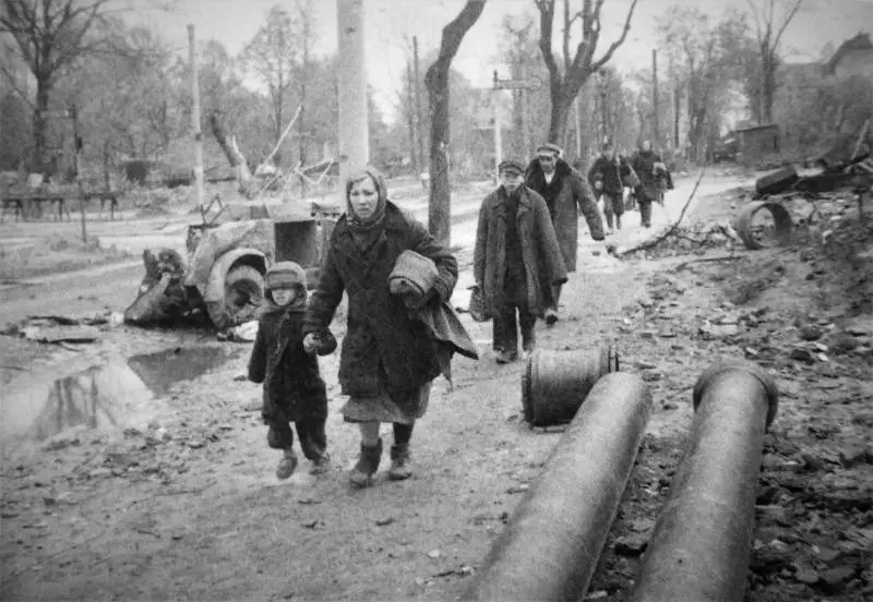 Atbrīvotie mazāk miljoni strādnieki no PSRS staigāt pa dienvidu daļu Berlīnes. 1945. gada 24. aprīlis. A. Ustinova momentuzņēmuma autors. Waralbum.ru.