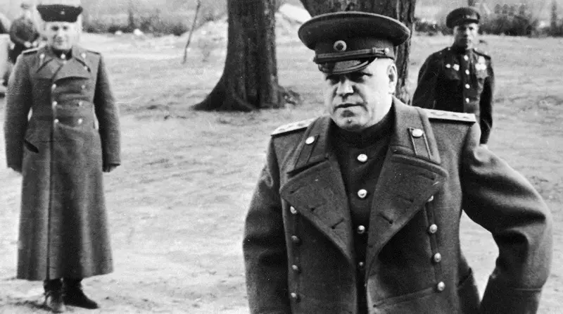 Comandante del 1er Marshal del Frente Belorussian de la Unión Soviética Georgy Konstantinovich Zhukov en la víspera de la ofensiva en Berlín, abril de 1945. El autor de la instantánea de A. Morozov. Waralbum.ru.