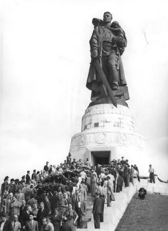 Piemineklis Voi Liberator trepps parkā. 1950. gads. wikimedia.org.