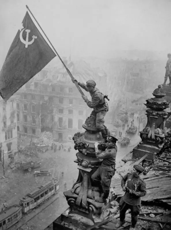 Riego sobre una bandera roja tomada sobre una bandera roja, que más tarde se comenzó a llamar a la bandera de la victoria. 2 de mayo de 1945. Fotógrafo. E. Khalday. Waralbum.ru.