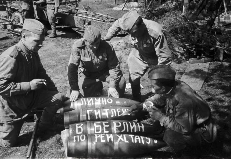 Artillante soviétique écrit sur les messages des messages: "Hitler", "à Berlin", "sur Reichstagu". Avril 1945. L'auteur de l'instantané O. Knorring. Waralbum.ru.