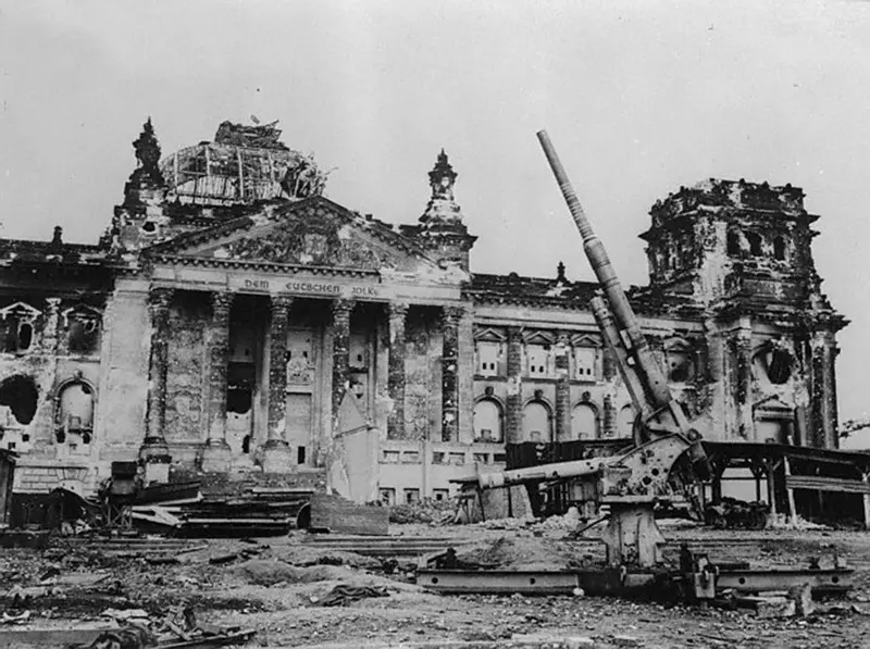 มุมมองของ reichstag หลังจากสิ้นสุดการสู้รบ ทางด้านขวาในเบื้องหน้าปืนต่อต้านอากาศยานเยอรมันที่แตกสลาย 8.8 ซม. Flak 37. Waralbum.ru