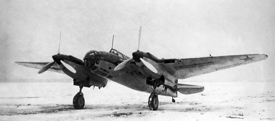 Malartach Príomh-Bomber Pyric Ar-2. Trodaire dearmadta. an APSS