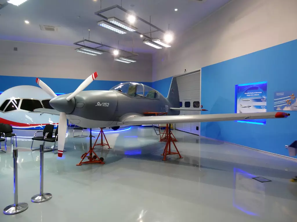 Sự xuất hiện của máy bay yak-152. Nga