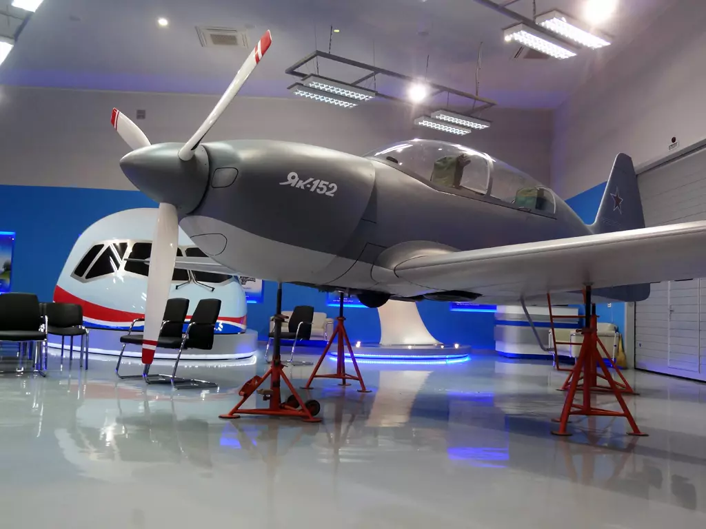 Sự xuất hiện của máy bay yak-152. Nga