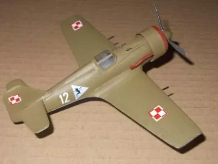 Modelo ng light fighter PWS-42 manlalaban, na ginawa batay sa figure sa itaas