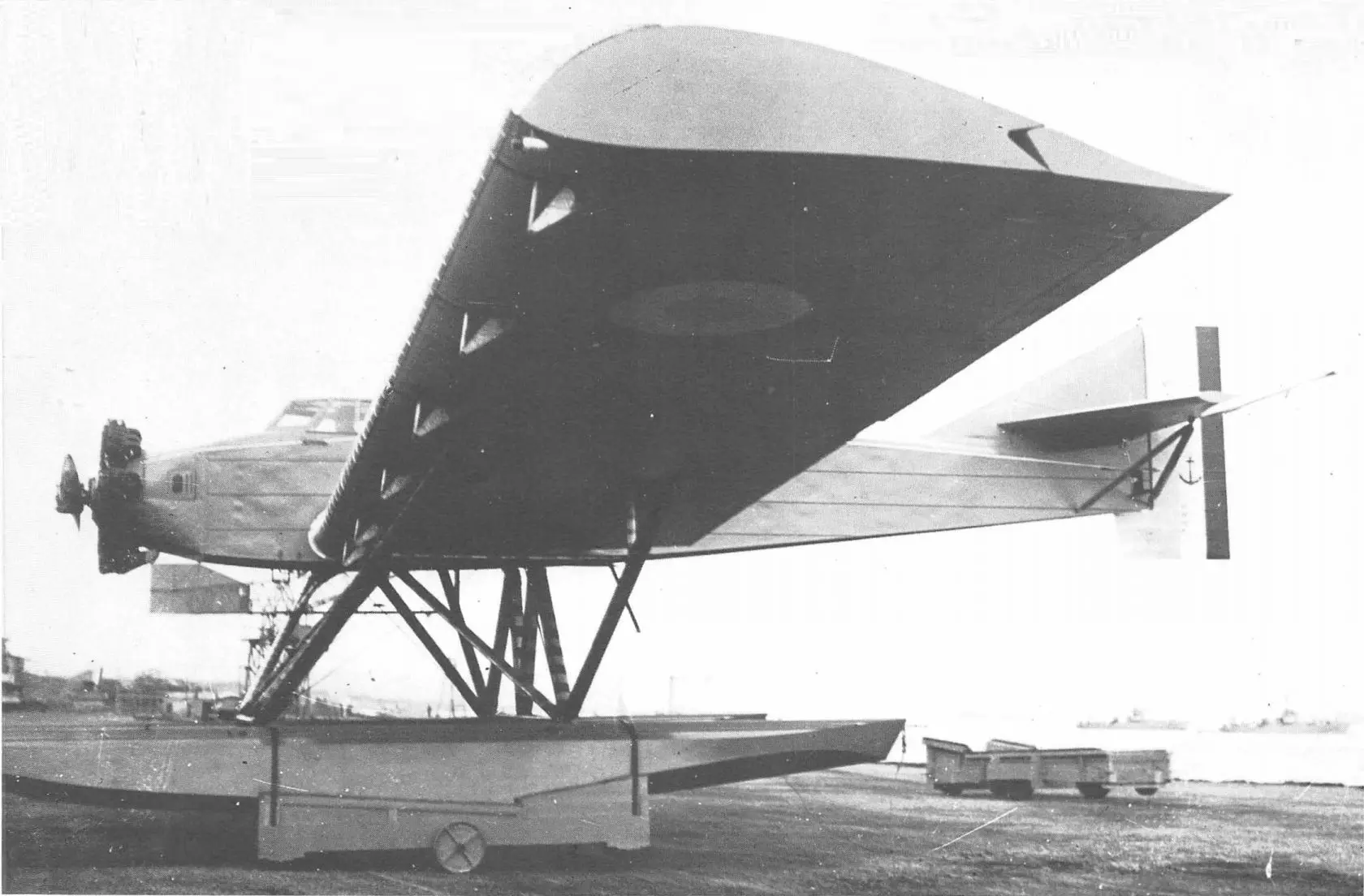 Wearde 26 Vu siwen Seaplane op engem tagéierte Kartoffing um Ufer vum Ethan de Berr virun der Waasserushing; Ufank vum 1930. An de Joere war déi zougemaach Créabin. Optioun Opmierksamkeet op de Pfeil Arrow an der Installatioun vun zwee 7,7 mm Lewis Maschinn Waffen