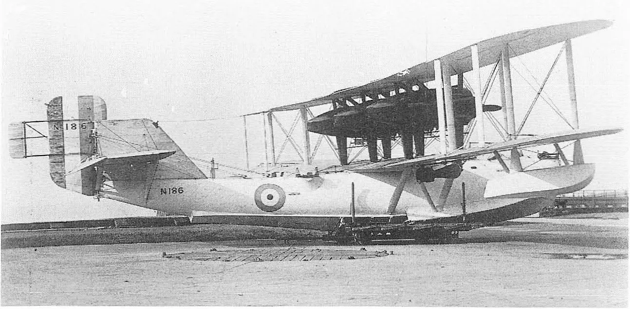 N186 sur un chariot serré pendant les tests typiques de Maee; Felixstow, mai 1927. Faites attention au grand serveur (Rae, droit d'auteur détenu par la couronne)