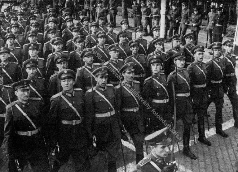 Hungarian Red Army sa isang parada sa Budapest