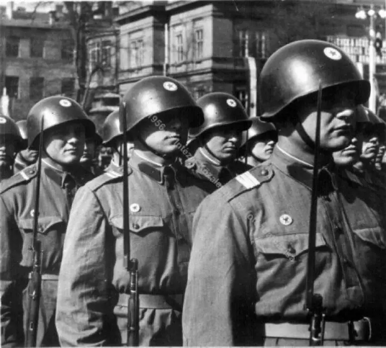 Hungarian Red Army sa isang parada sa Budapest