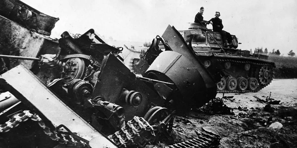 Nemci na pz. Kpfw. III Prejdite na zničený sovietsky T-28. jún 1941 (http://waralbum.ru/)
