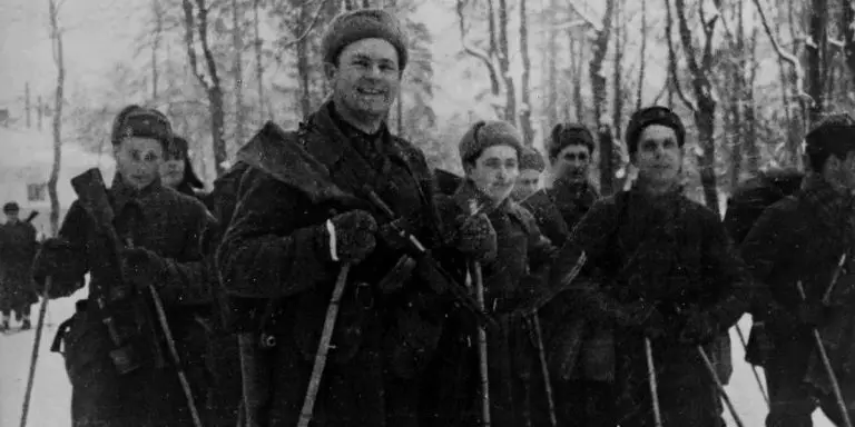 Fighters oddelenej motorizovanej brigády pušky špeciálneho účelu NKVD ZSSR (OMSBON).