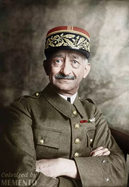 Dumenc (Doumenc) Joseph Eduard IME (1880 -1948), Agenția Militară Franceză, Diviziunea Generală în Rangul comandantului Armatei (9.9.1939). Membru al celui de-al 1-lea război mondial. În 1935-37, comandantul diviziei 1. În 1937-39, comandantul celui de-al 1-lea district militar. În 1939, a fost trimis la Moscova la șeful delegației guvernamentale franceze, a fost făcută o încercare de a negocia cu URSS cu privire la acțiunile comune în cazul unui război cu Germania, dar nu au existat aranjamente. De la 9.9.1939 șef al apărării aeriene a Franței și membru al Consiliului militar mai înalt. În cadrul campaniei din 1940, sediul apartamentului principal al forțelor armate ale Franței. În 1941, comisarul pentru restaurare.