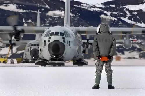 Paub tsis meej ntawm Antarctica: kev ua haujlwm ua tub rog ua tub rog coj txawv txawv; Leej twg pib kua muag ib lub vias thiab qhia koj lub zog?