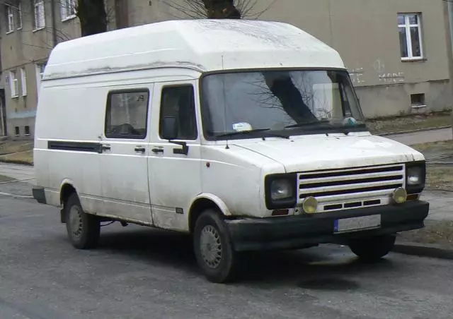 MGKのMinibuses ProMetheusの生産のためのカロス・サカートベロとその支店