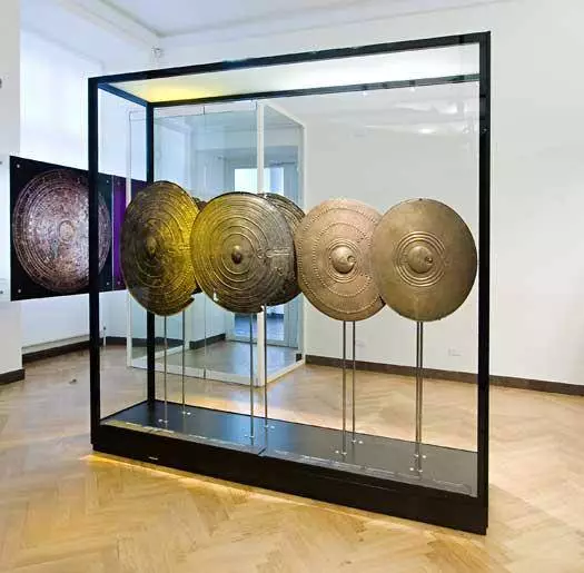 Toon ramen met bronzen schilden in het Nationaal Museum van Kopenhagen