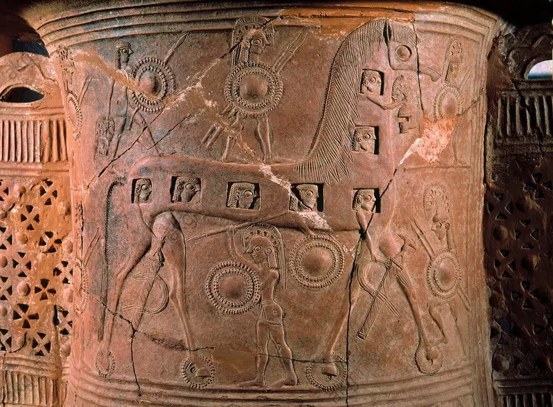 Siege của Troy. Amphora cứu trợ, khoảng 670-640 BC, Mikonos. in2greece.com.