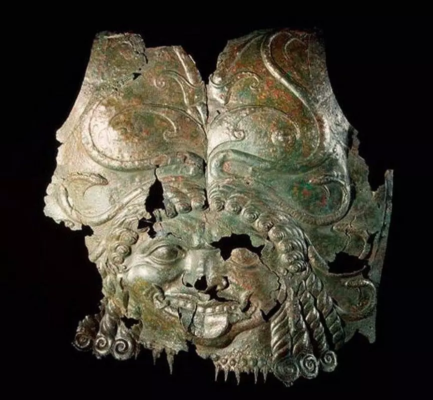 Griyego bronze shell, pinalamutian ng kaluwagan sa imahe ng gorgon. VI - V siglo BC. Hermitage, St. Petersburg. Pinterest.com.