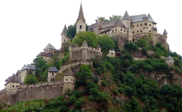 Schloss Horozhervitz in Kärnten. Die Ansätze zur Burg waren der gefährlichste Ort, so dass sie versucht wurden, zu stärken. Insgesamt hatte Hokheshevitz 14 Tore und drei RVA.