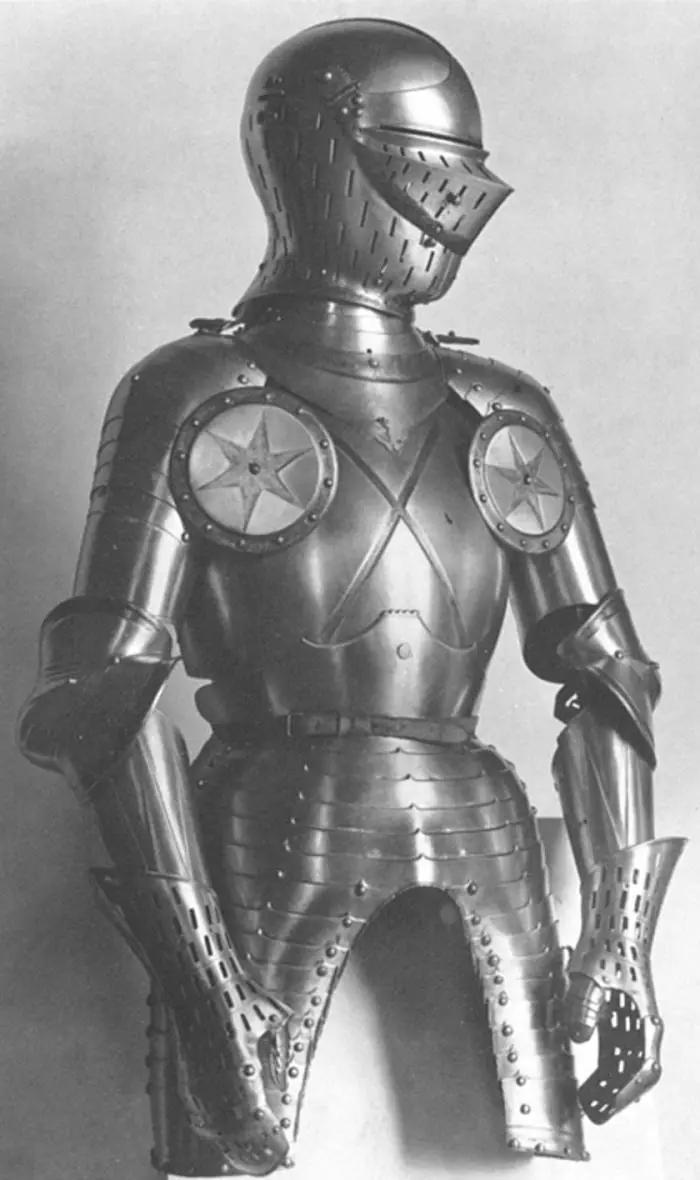 Armor Maximilian I. Lorenz হেলমশমিড শৈলী মধ্যে প্রায় 1500 রিবাউন্ড তৈরি।