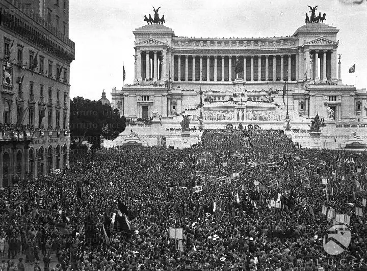 Kapitel XVI. Andra världskriget. Glorious Revolution (Grandi Medici)