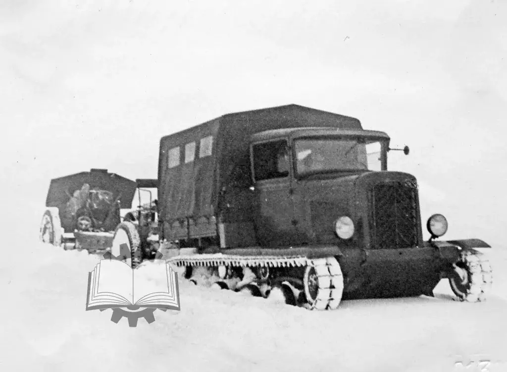 GAZ-22 se pohybuje podél zasněžené panny