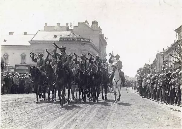 Romania resol la Primera Guerra Mundial.