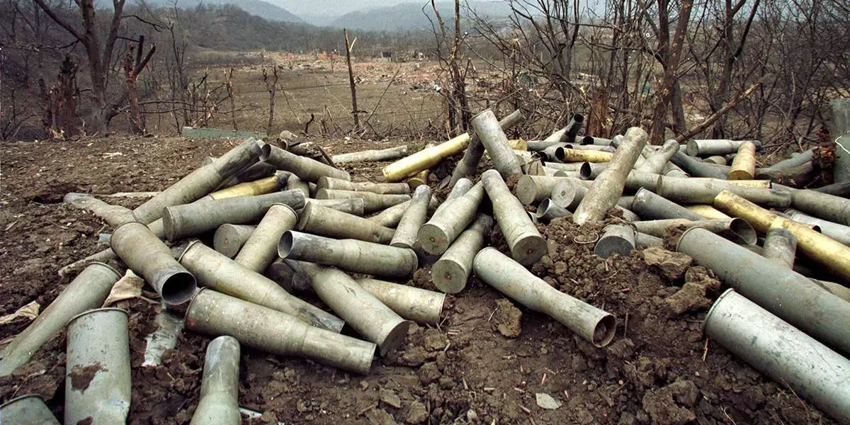 05 mei 2000 - Grozny, Rusland - Sport Russische artillerie-shells lag op de hoge grond in een dorp van Tsjetsjenië, Rusland. Credit Afbeelding: © Robert King / Zuma Press / Global Look Press)