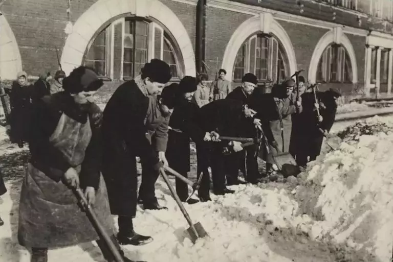 Eardere Royal-offisieren op ferplichte iepenbiere wurken yn Petrograd. 1918.