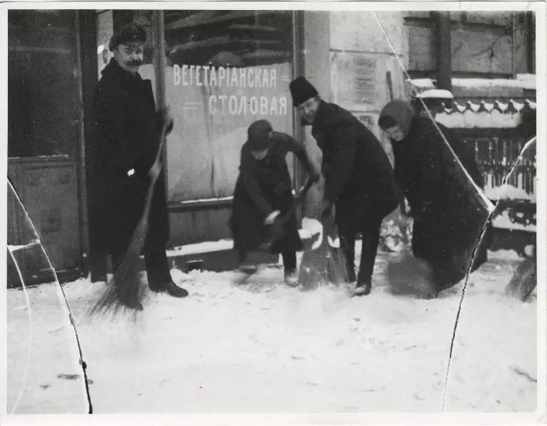 Bourgeoisie teenindab tööteenust taimetoitlase söögituba puhastamisel. 1918.