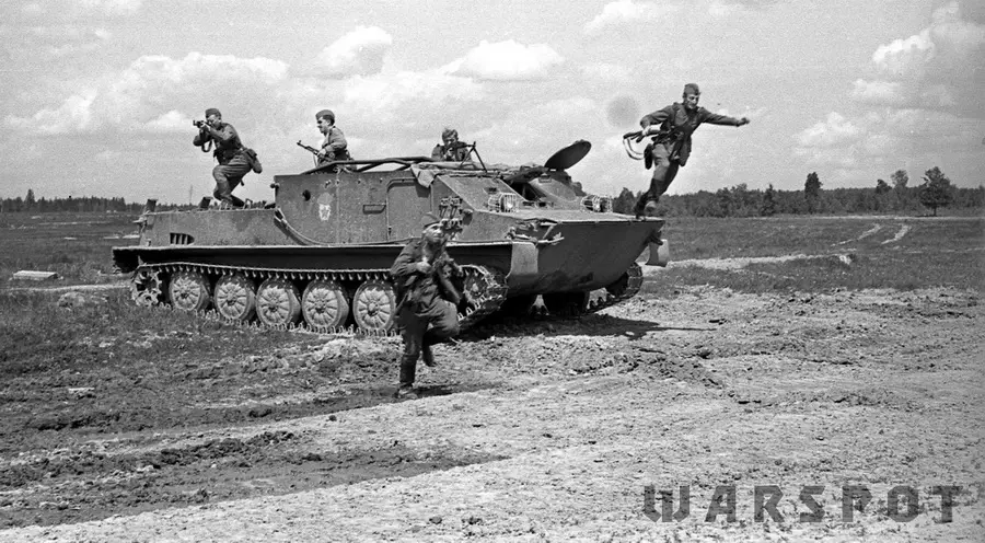 تاریخ PT-76. حصہ 2 فلوٹنگ ٹینک کی تصویر اور مثال میں