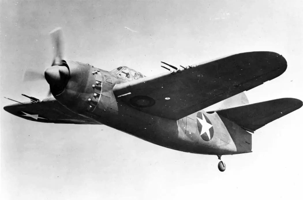 Izkušen piratski bombnik in Brewster Xa-32 napad letala