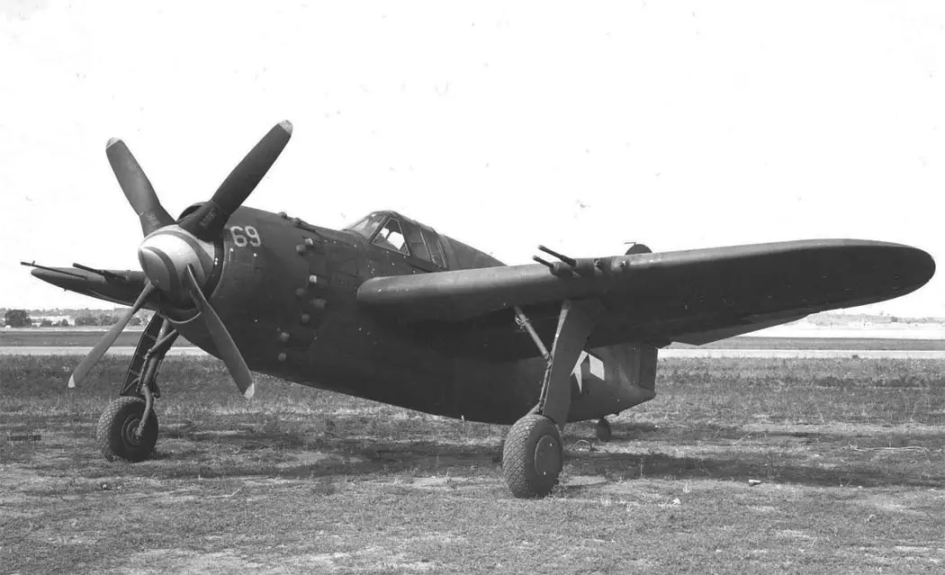 Izkušen piratski bombnik in Brewster Xa-32 napad letala