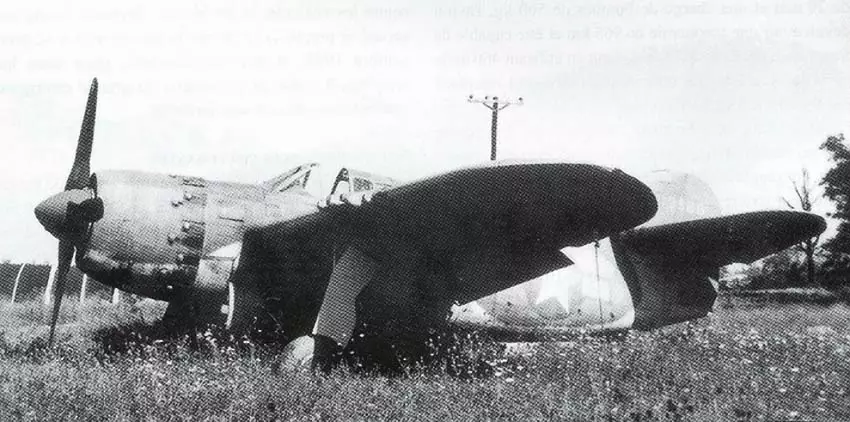 Izkušen piratski bombnik in Brewster Xa-32 napad letala