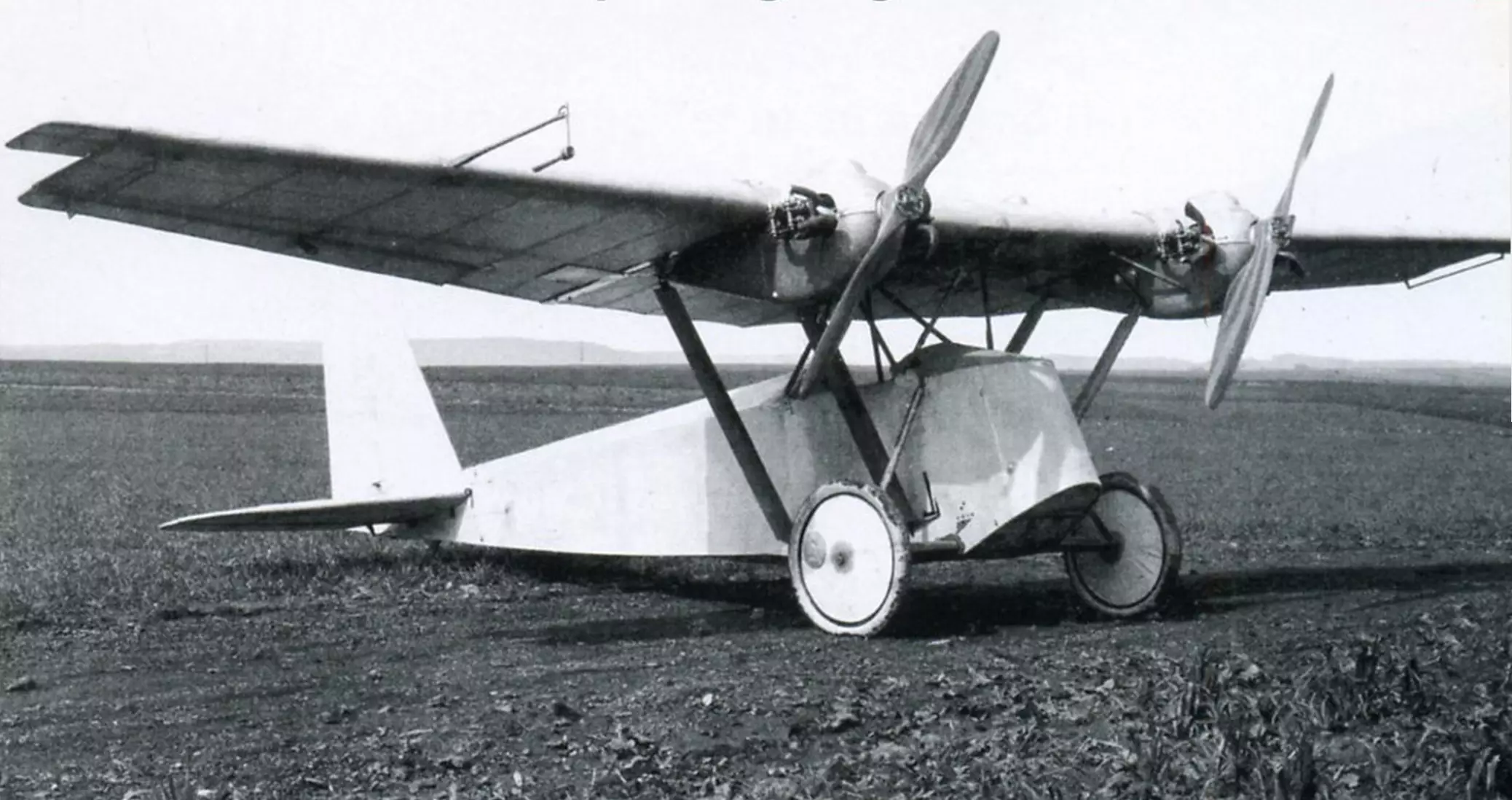 Første L 21 med en indledende chassisindstilling med krydsfinerhjul og en mindre fløj (8,8 meter)