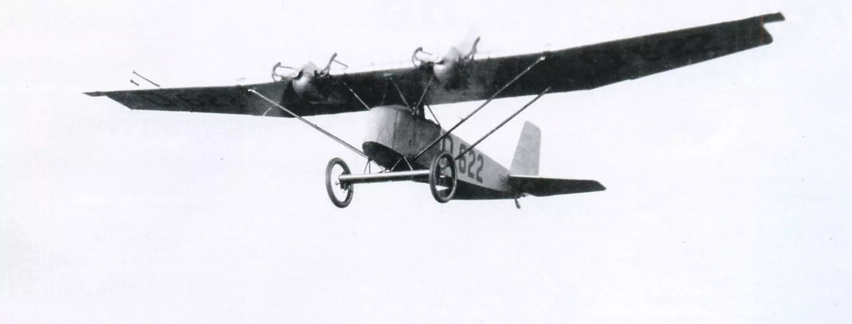Sportvliegtuigen L 21 (D 622) tijdens de vlucht. De auto kreeg een nieuwe vleugel, die groter is in grootte en die bestond uit drie secties, en nieuwe chassisrekken met een grote afstand tot de romp