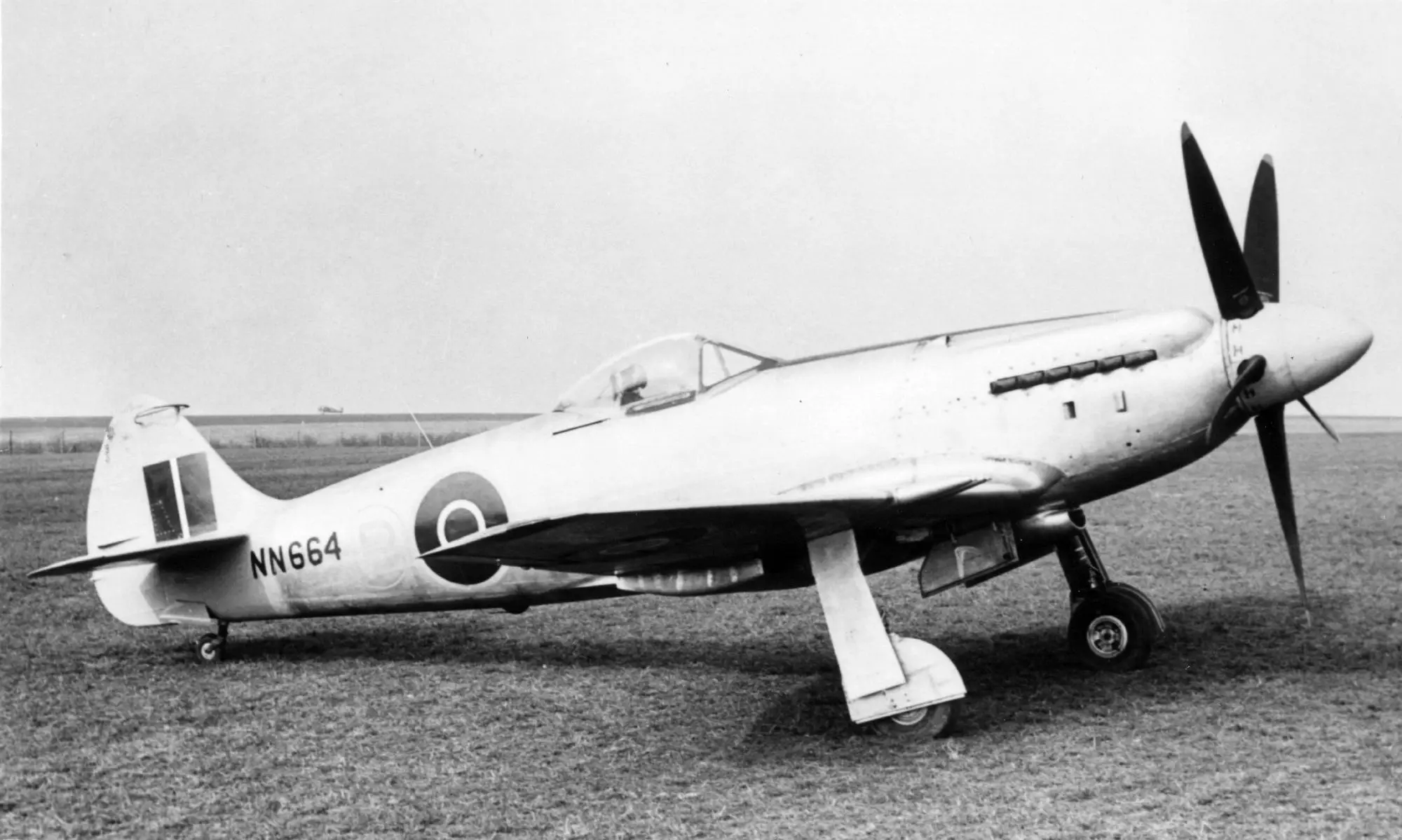 Fyrsta frumgerðin af Supermarine Spiteful Fighter (NN664) með Fuselage og hala bardagamaður frá Spitfire MK.XIV Fighter