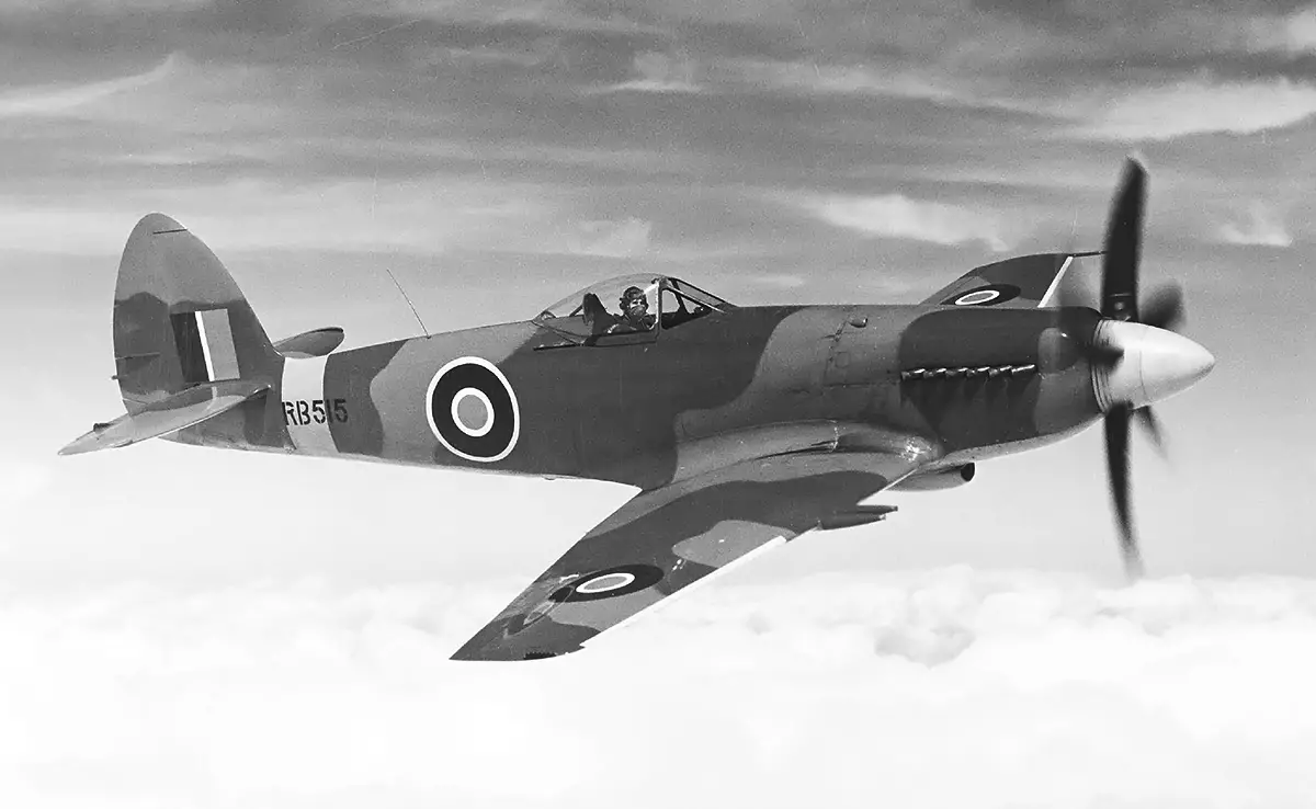 Ang unang supermarine spitedful (RB515) serial fighter sa flight