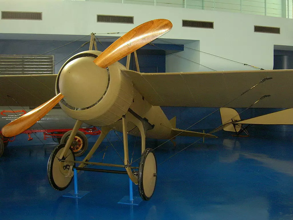 Aeronaves de corrida de Deperdussin Monocoque como uma exposição do Museu de Aviação de Paris e Cosmonautics