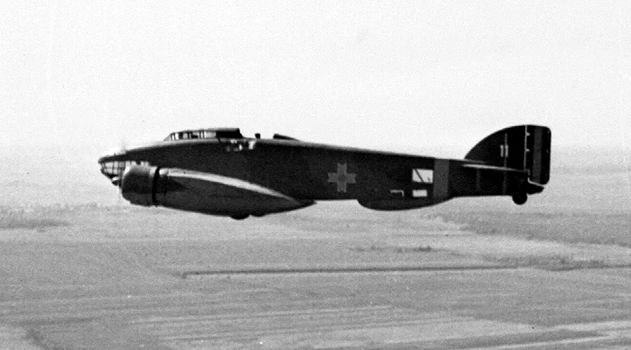 "Savoy" S.79b (Tail №11) Fanôf it 72eD Squadron, wat resulteart fan skea út 'e brânwachtman fan' e 67e EAP yn 'e djipte fan 22 juni