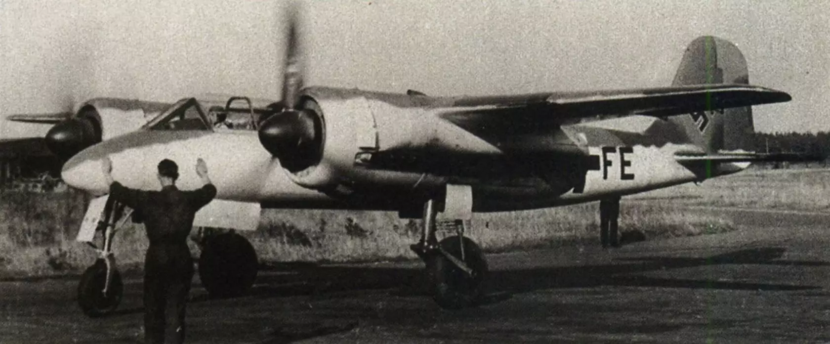 Fully new plane of the all-tree construction Ta-154. These aircraft have already purely externally different from FW 187. Despite the efforts attached by Focke-Wulf, this aircraft was never built a big series