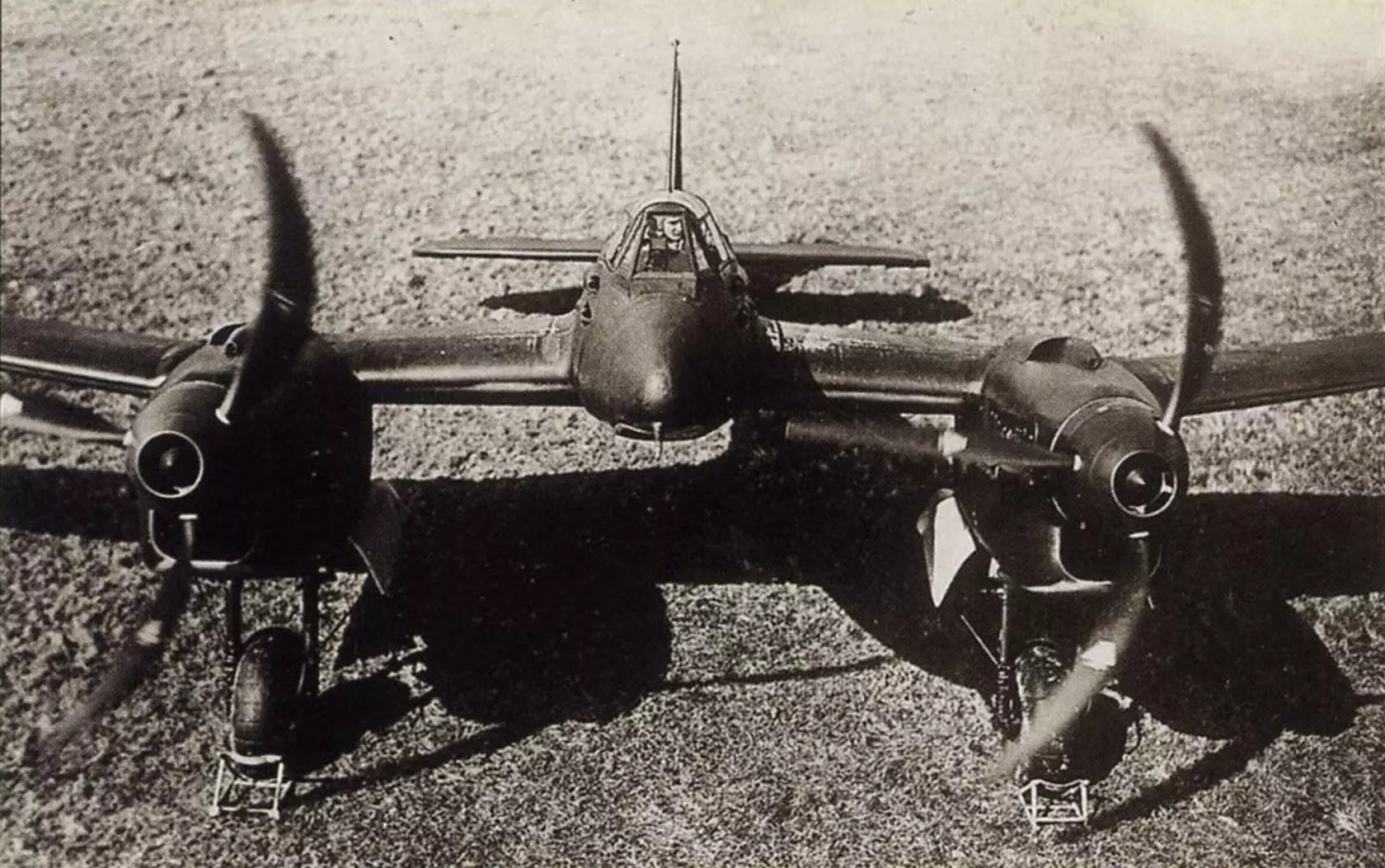 Initially in LuftWaffe Double FW 187 wanted to use as a night fighter, not a bomber fighter. In this picture FW 187 A-0 from the 6th factory whackage squadron (6.werksschutzstaffel)