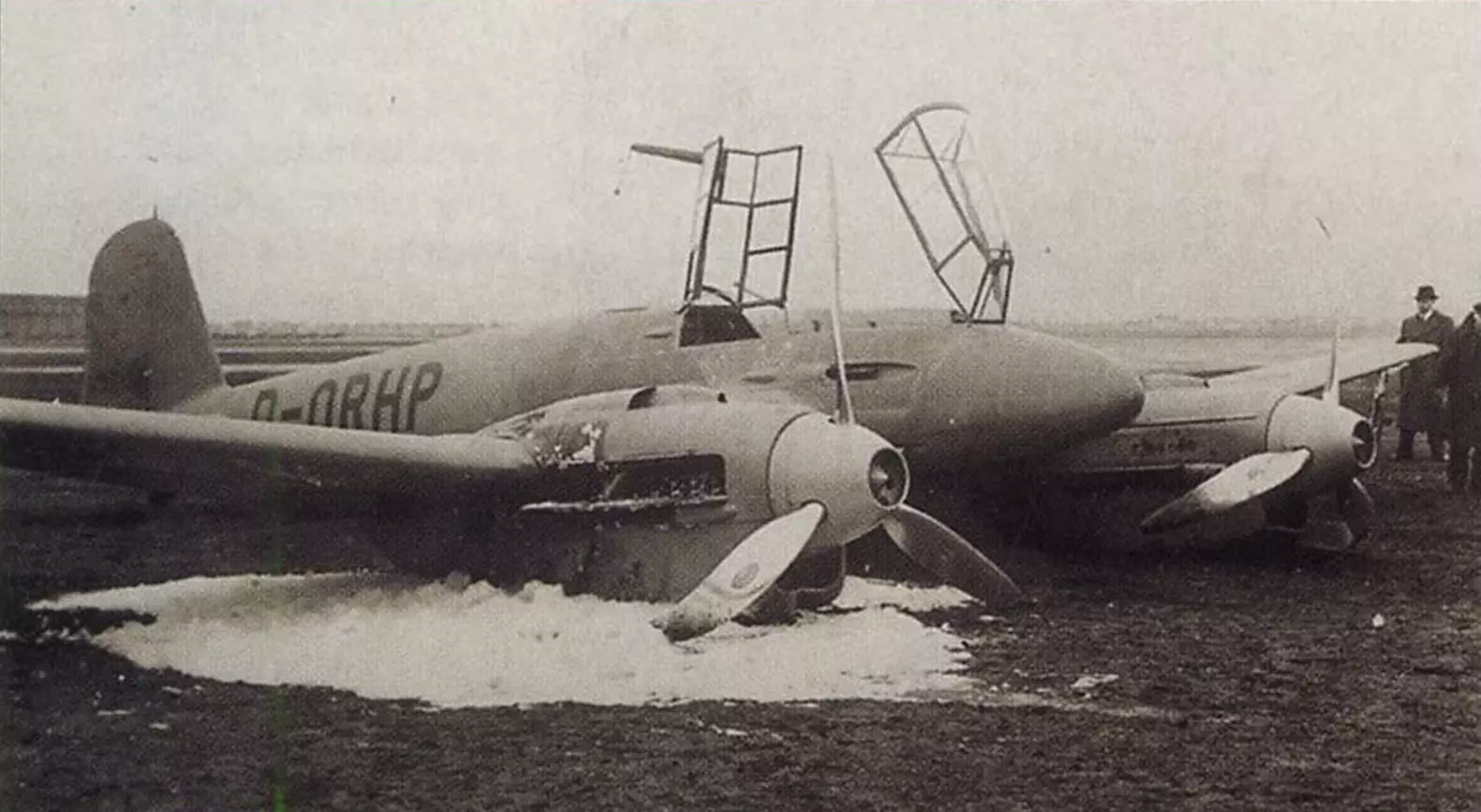 Smooth landing on the belly prototype FW 187 V4. The engine tagged forced the pilot emergency to plant V4