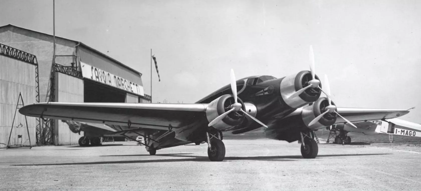 Prototype tina svoia-Maretetti s.79 Bom Marketethi S.79 Pikeun hiber mimiti dina 8 Oktober 1934. Salian balap Istri - Damaskus - Paris, pesawat tina jinis ieu milu dina sababaraha kompetisi