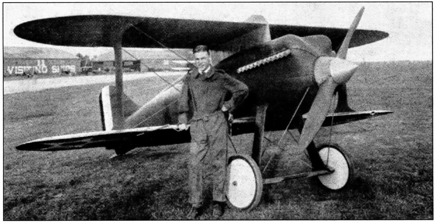 Lieutenant Leise J. Maitland oo ku taal asalka Curtiss R-6 Racing Diyaarad