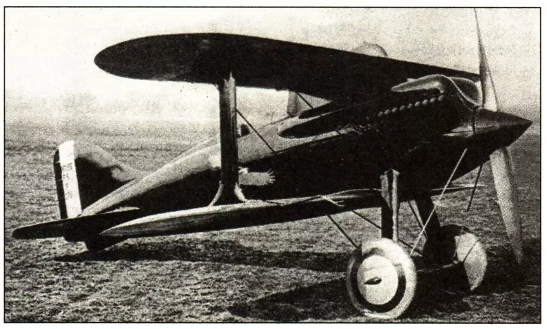 Curtiss CR-6 레이싱 항공기. 몸은 검은 색 페인트로 덮여 있습니다