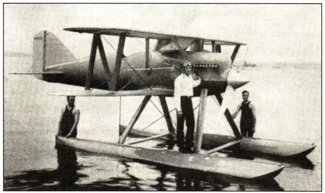 Schat Curtiss Cr-3 (A-6081) sadarka sabuur-sabuur (A-6081) oo uu duuliyaha ku jiro - laba-jibaaranaha David Rittaus