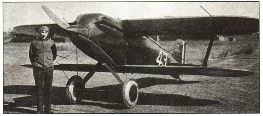 Curtiss R3C-1 correndo e registra aeronaves e Cyrus Bettis em seu fundo